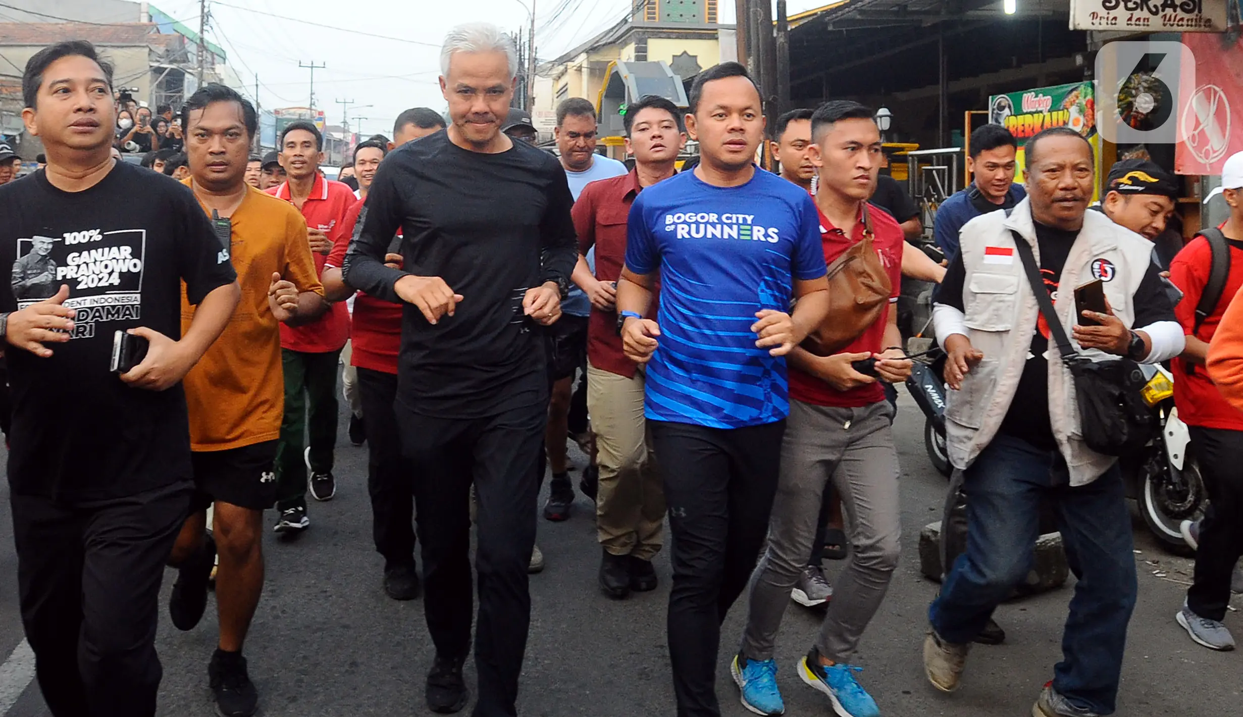 Safari Politik, Ganjar Pranowo Ditemani Gibran Rakabuming Blusukan ke Pasar Citeureup - Foto ...