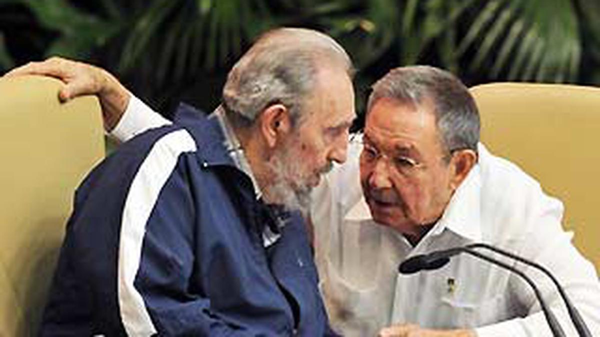 Raul dan Fidel Castro Tampil Bersama - Global Liputan6.com