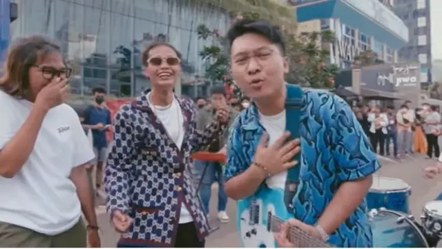 Gaya Ikon Citayam Fashion Week Jeje dan Bonge Saat Jadi Model Video Klip Keljo - Lifestyle ...