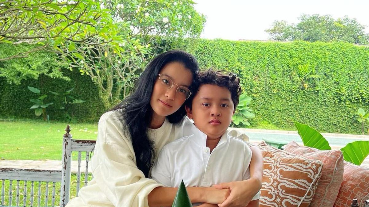 8 Tampilan Stylish Marcella Zalianty saat Bersama Kedua Anaknya