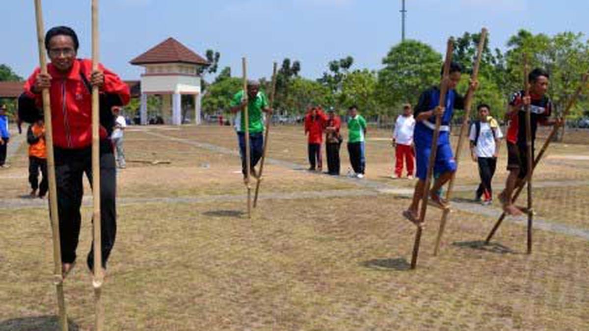 Puluhan pegawai dan masyarakat adu ketangkasan dalam perlombaan engrang ...