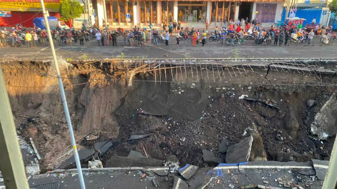 10 Ruko Ambruk Imbas Terkikis Aliran Sungai Kali Jompo di Jember ...