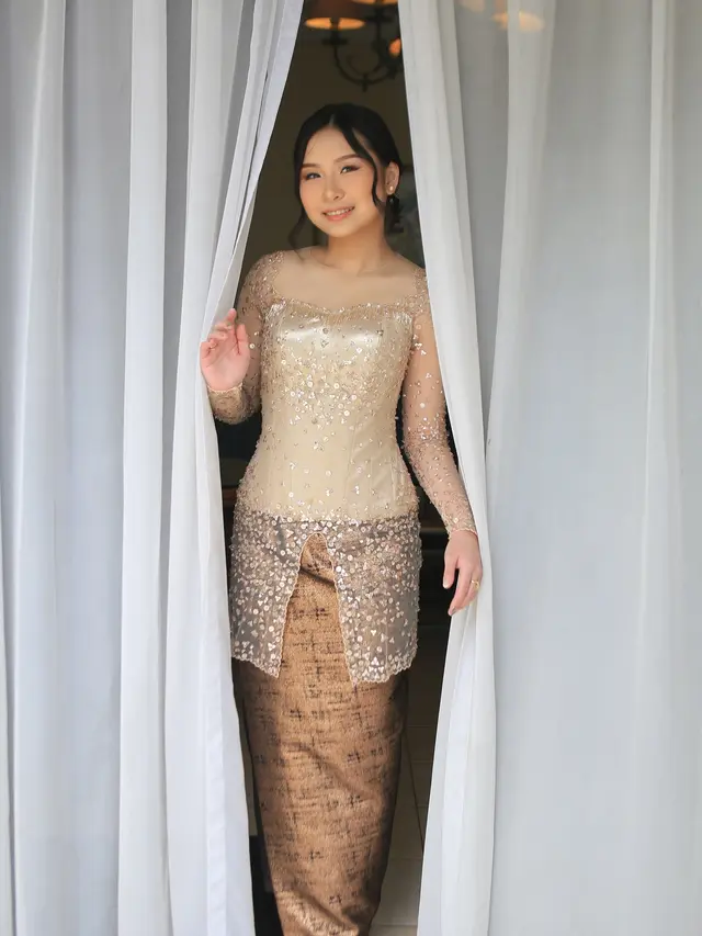 7 Potret Wisuda Aliyyah, Adik Sisca Kohl yang Pakai Kebaya Ini Tampil Menawan - Hot Liputan6.com