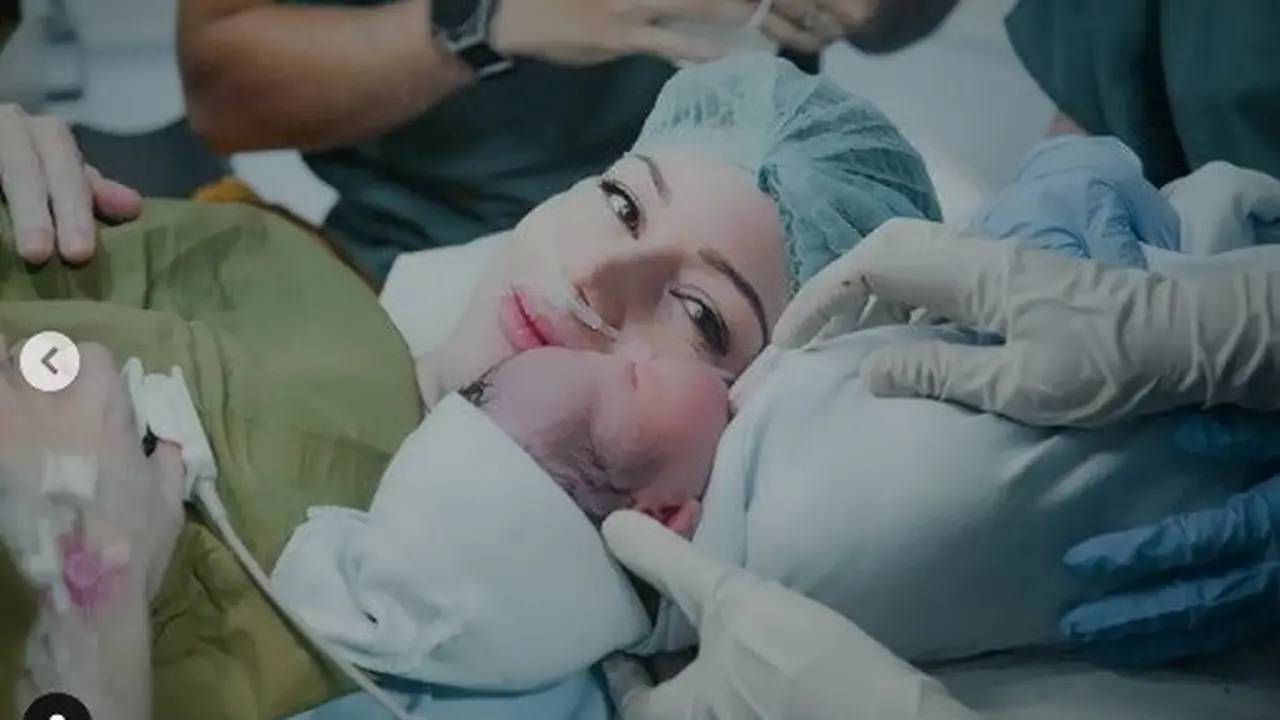 Randy Pangalila Dikaruniai Anak Kedua, Berikan Pesan Manis untuk Istri - Entertainment Fimela.com