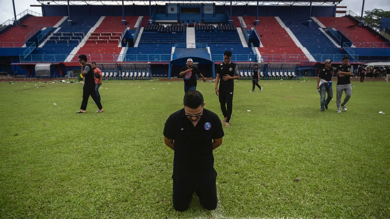 100 Hari Tragedi Kanjuruhan: Aremania Doa Bersama di Stadion, Arema FC ...
