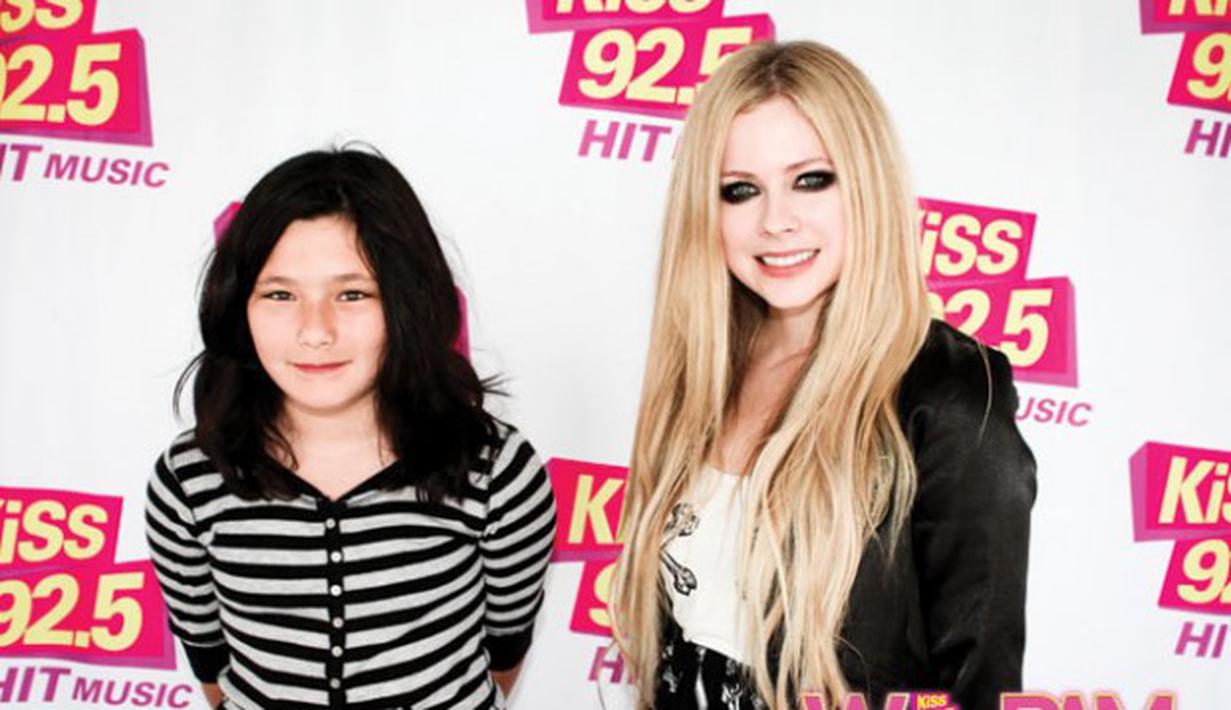 Saat Avril Lavigne dan Kelly Clarkson Berfoto dengan Fans, Lihat ...