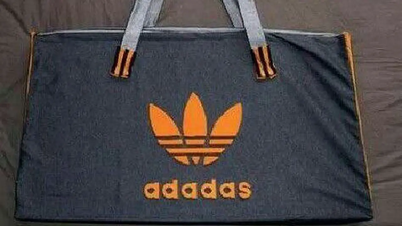 6 Pelesetan Merek Tas Ternama Ini Nyeleneh Banget, Kocak - Hot Liputan6.com