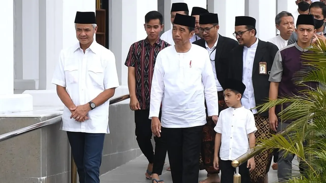 Jokowi dan Ganjar Pranowo Sholat Jumat di Masjid Sheikh Zayed Solo - News Liputan6.com