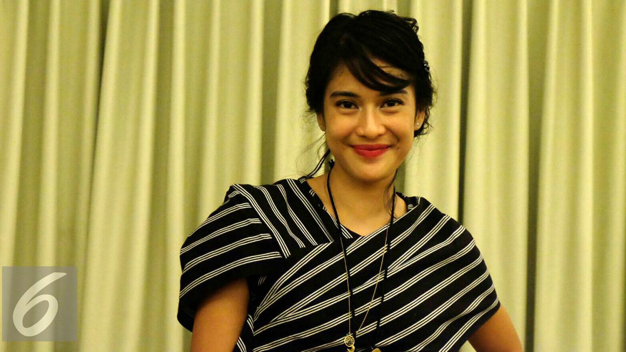 Dian Sastro Pose di Tengah Jalan Usai Syuting AADC 2 di Jakarta