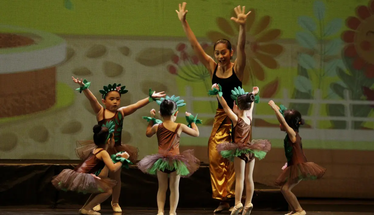 FOTO: Aksi Lincah Penari Ballet Cilik Namarina - Ragam Bola.com