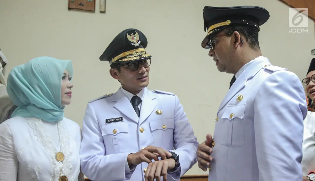 PHOTO: Gaya Anies dan Sandi Saat Bertemu di Masjid Sunda Kelapa - Foto Liputan6.com