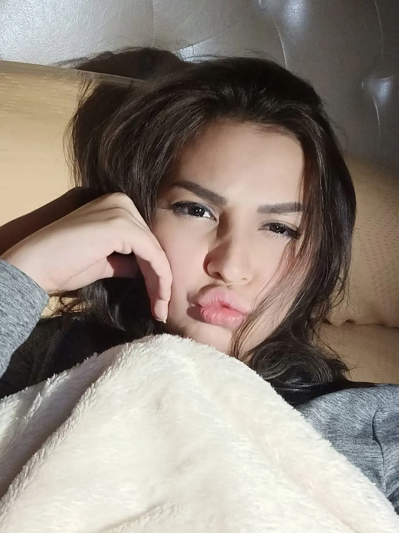 Jarang Muncul, Ini 6 Potret Terbaru Deasy Bouman yang Makin Memesona ...