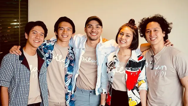 6 Potret Gusti Rayhan, Putra Farhat Abbas yang Main di Film Dilan 1990 ...