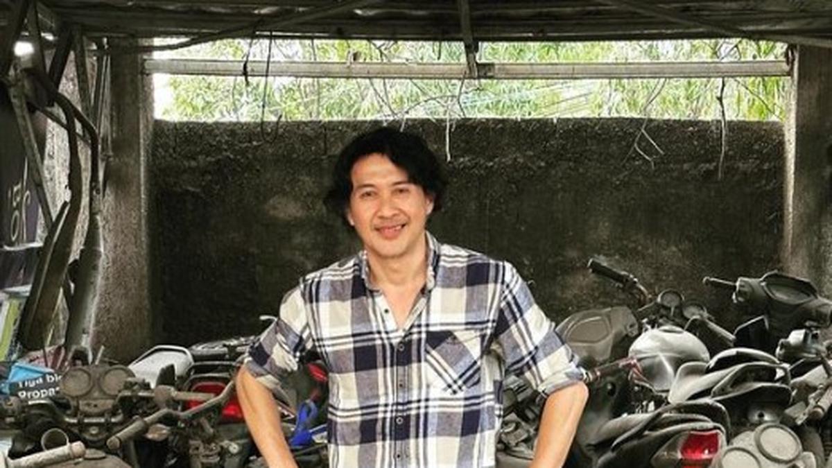8 Potret Terbaru Agus Kuncoro, Pesonanya Tetap Memikat di Usia 50-an