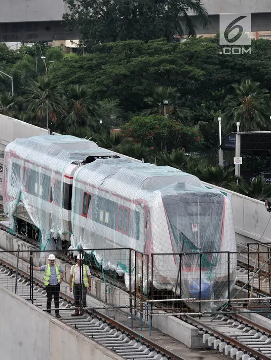FOTO: Melihat Kereta LRT Terparkir di Depo Kelapa Gading - Foto Liputan6.com