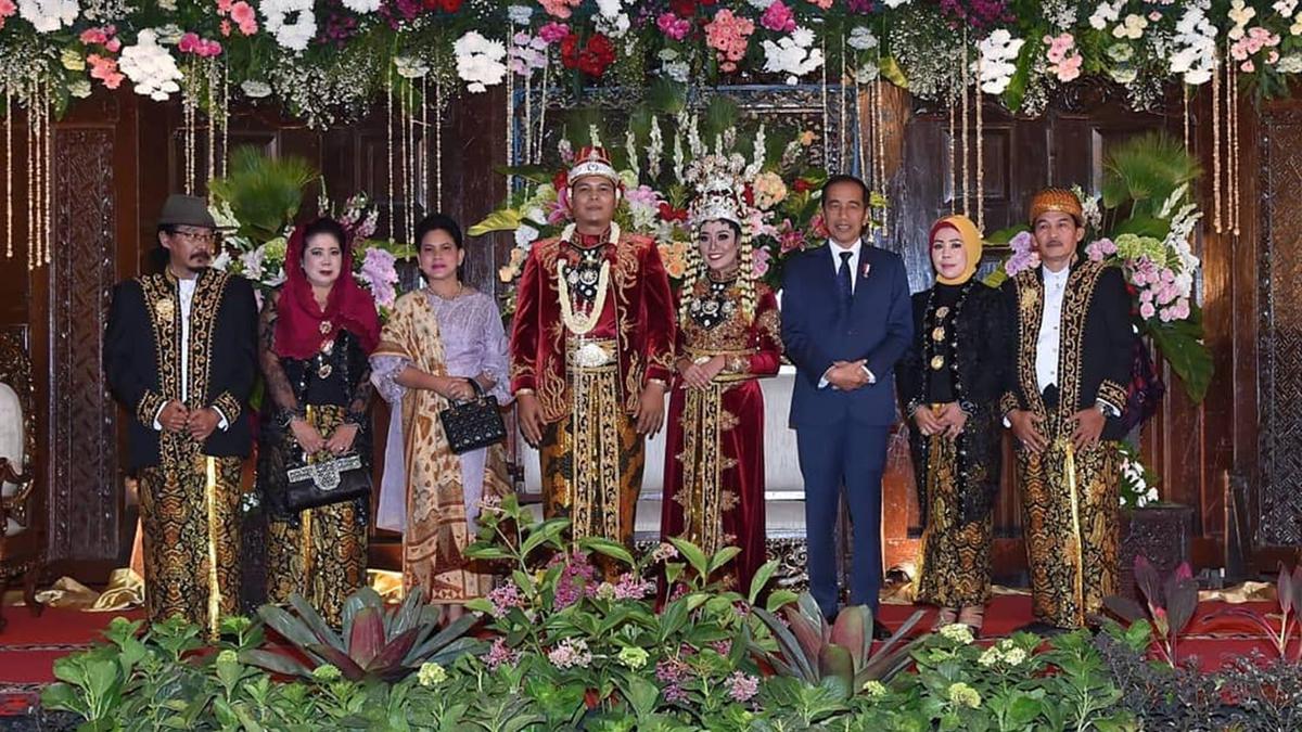 Tampilan Jokowi dan Ibu Negara dalam Resepsi Pernikahan Putri Sujiwo Tejo