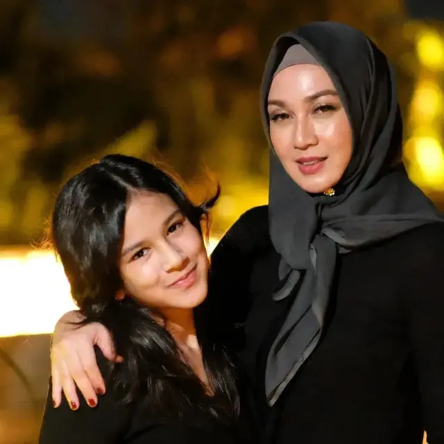 6 Potret Najla Gathan Anak Dina Lorenza Beranjak Remaja, Makin Mirip Ibunda - Hot Liputan6.com