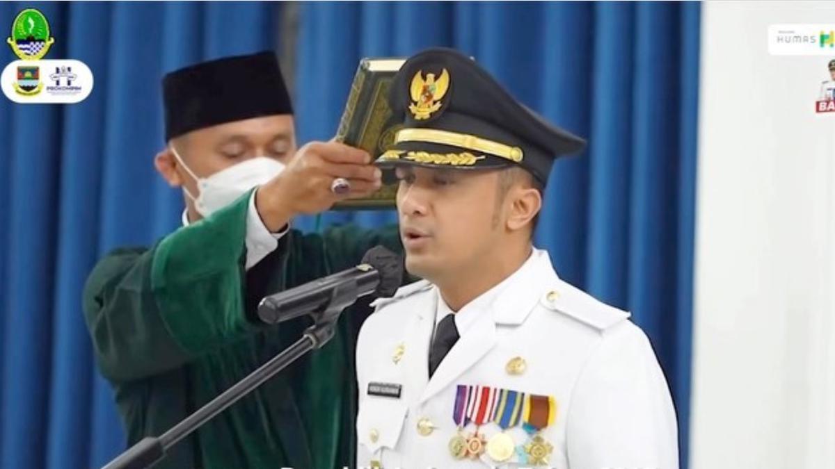 6 Potret Hengky Kurniawan Dilantik Ridwan Kamil sebagai Bupati Bandung ...