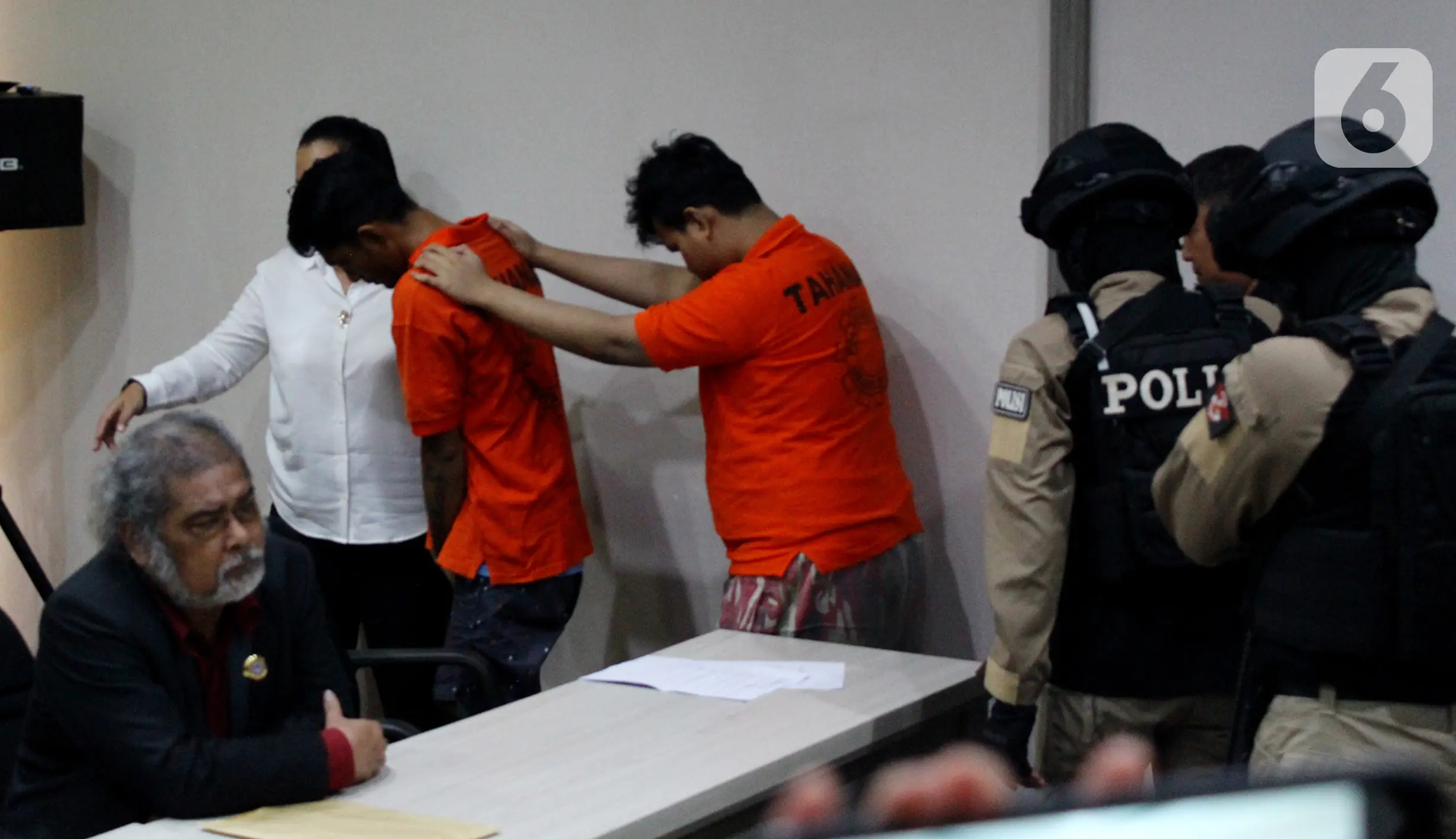 FOTO: Polisi Ungkap Kasus Prostitusi Online di Apartemen Kalibata City - Foto Liputan6.com