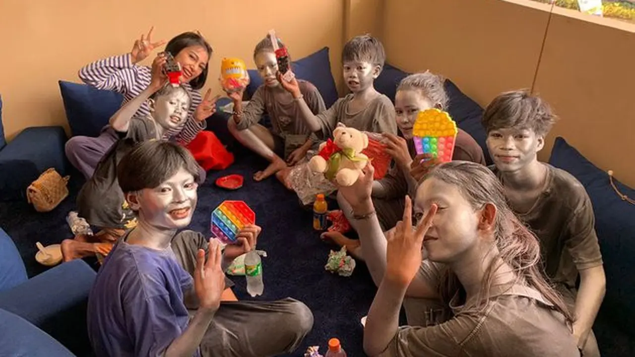 6 Potret Kedekatan Rezy Adisty dan Anak-Anak Manusia Silver, Jadi ...