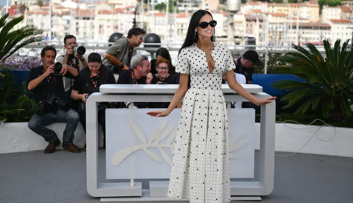 Anjing Kesayangan Demi Moore Curi Perhatian di Photocall Cannes 2024 ...