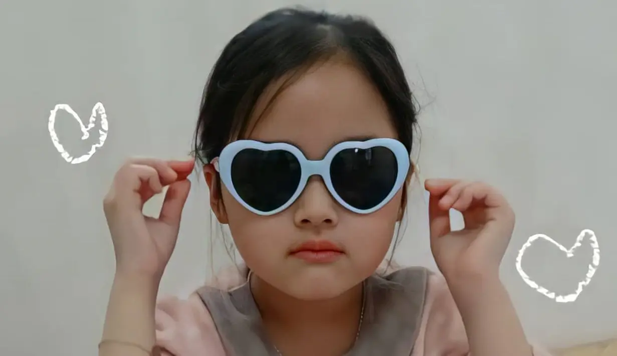 FOTO: Gaya Kwon Yuli Pakai Kacamata, Kian Menggemaskan - Foto Liputan6.com