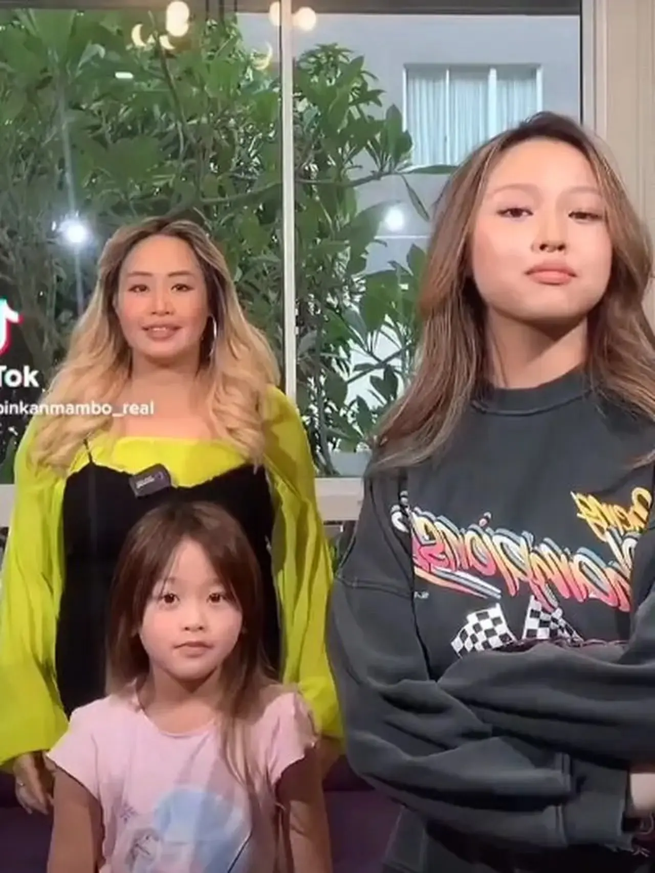 Belum Direstui Anak, Ini 8 Potret Pinkan Mambo dengan Michelle Ashley ...