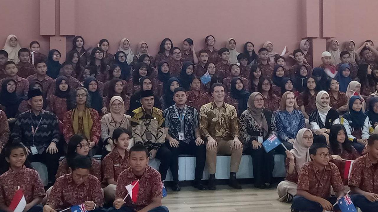 Anggota Parlemen Australia Tim Watts Kunjungi SMP Labschool Kebayoran ...
