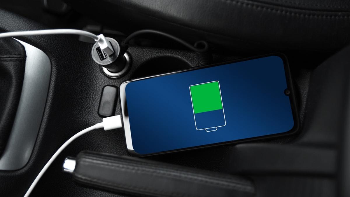 Mengisi Daya alias Charging Ponsel di Mobil, Benarkah Bisa Bikin Aki ...