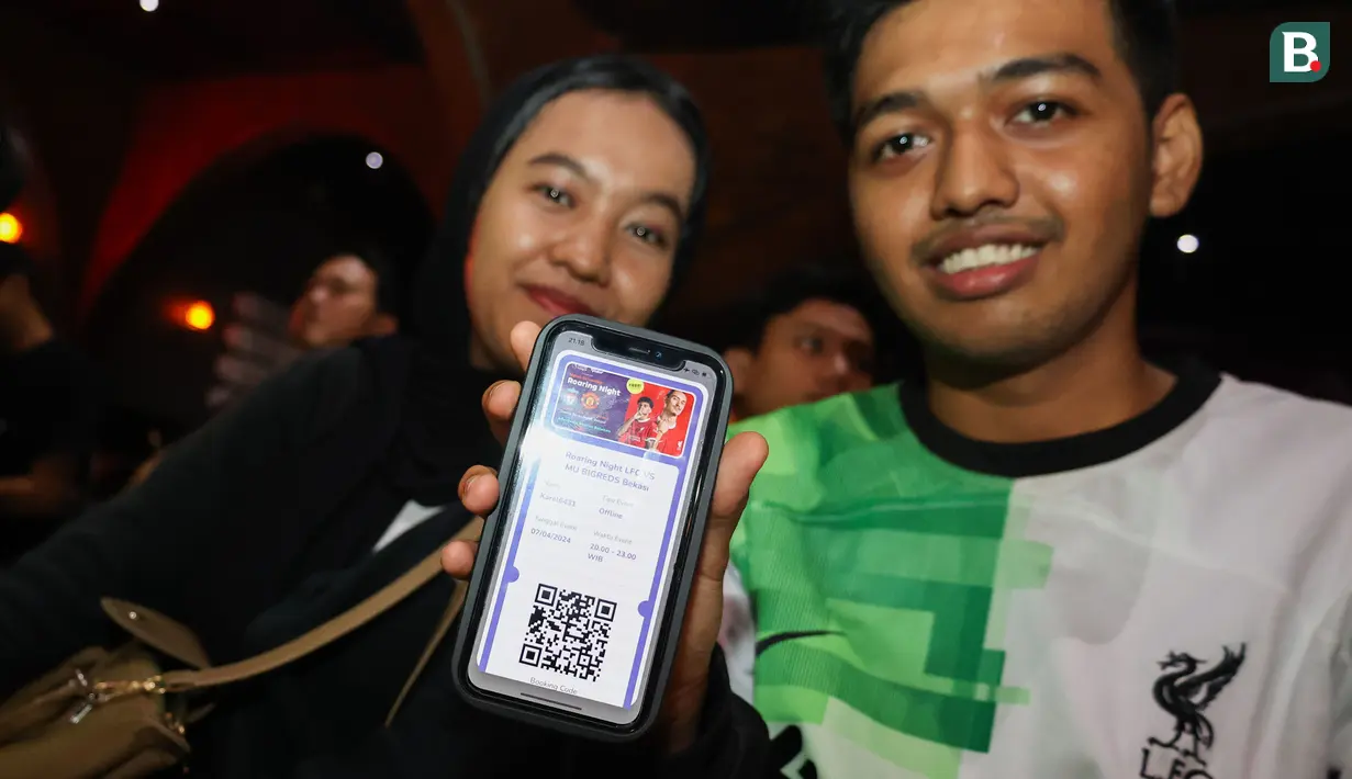 Foto: Riuhnya Chant Dukungan Tiada Henti Bigreds Regional Bekasi dalam ...