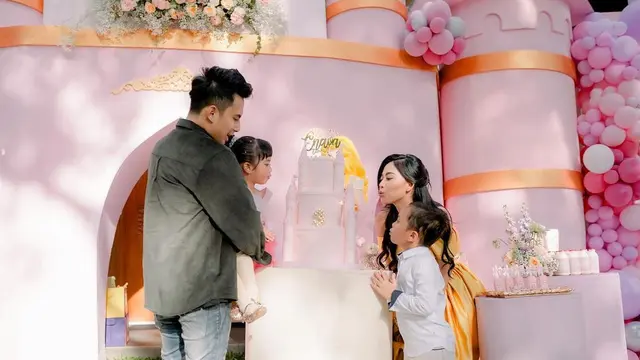 Bak Negeri Dongeng, Ini 7 Potret Rachel Vennya dan Niko Al Hakim di Ultah Anak - Hot Liputan6.com