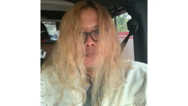 6 Gaya Sule dengan Rambut Terurai yang Bikin Pangling - Hot Liputan6.com