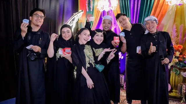 7 Potret Ayu Ting Ting Gelar Buka Puasa Bareng Karyawan, Beri Hadiah Emas dan Uang - Hot ...