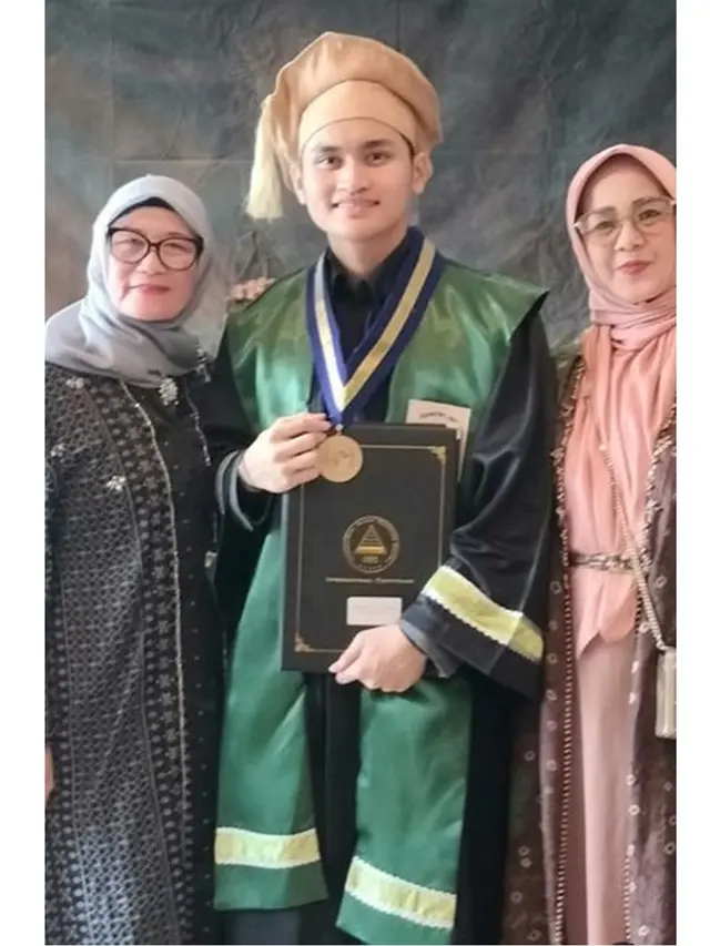 6 Potret Komeng Dampingi Anak dan Putra Sulung Arie Untung Wisuda ...