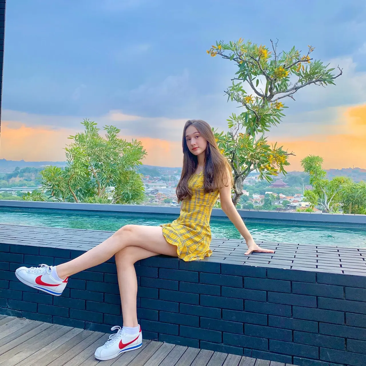 Genap Berusia 16 Tahun, Ini 7 Potret Laura Moane dengan Simpel Dress ...