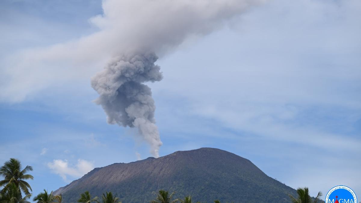 Gunung Ibu Erupsi Lagi, Semburkan Abu Vulkanik 1.000 Meter ke Arah Utara - Regional Liputan6.com