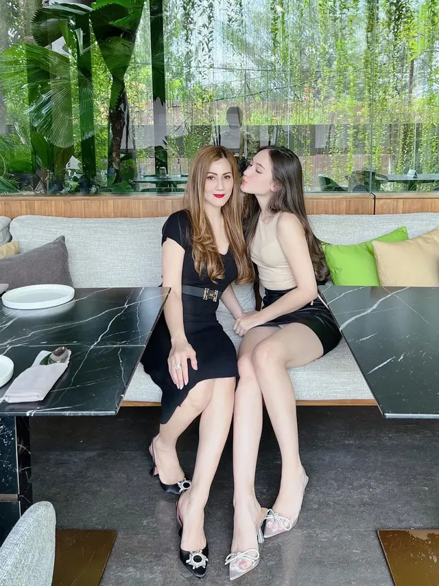 5 Potret Laura Moane dan Sang Ibu Citra Kristinna, Keduanya Bak Kembar ...