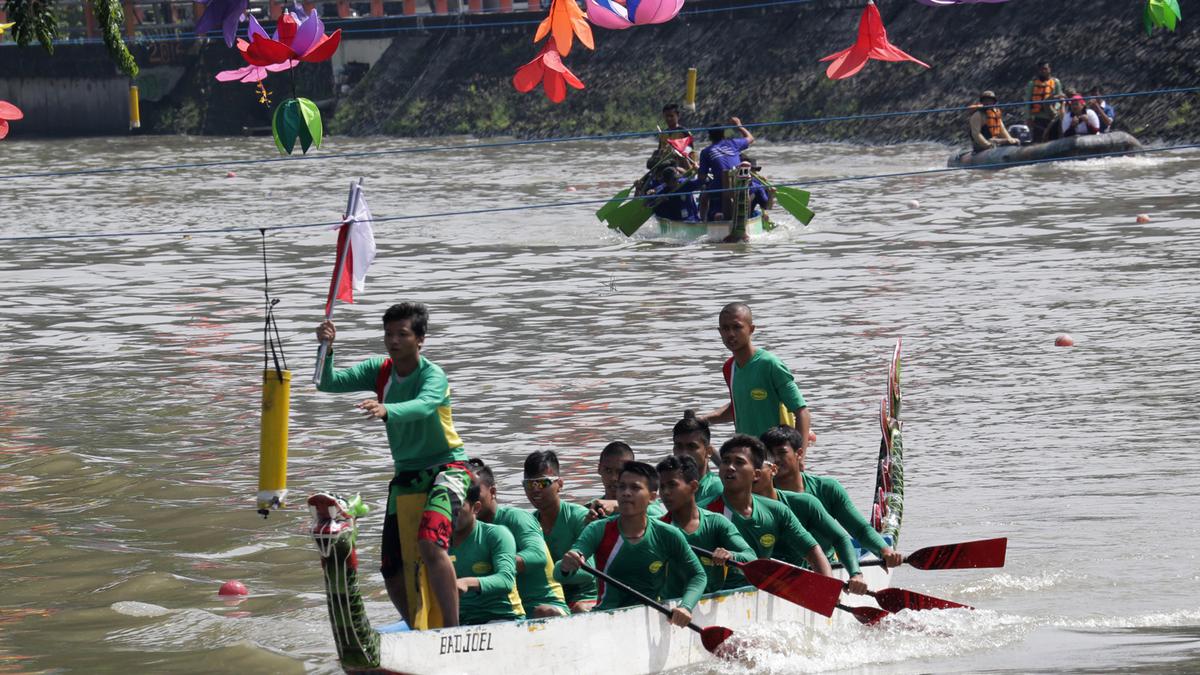 Lomba Dayung Meriahkan HUT Kota Surabaya ke 724