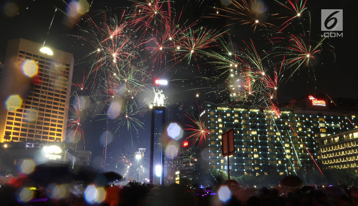 FOTO: Kembang Api Hiasi Malam Pergantian Tahun Baru di Bundaran HI ...