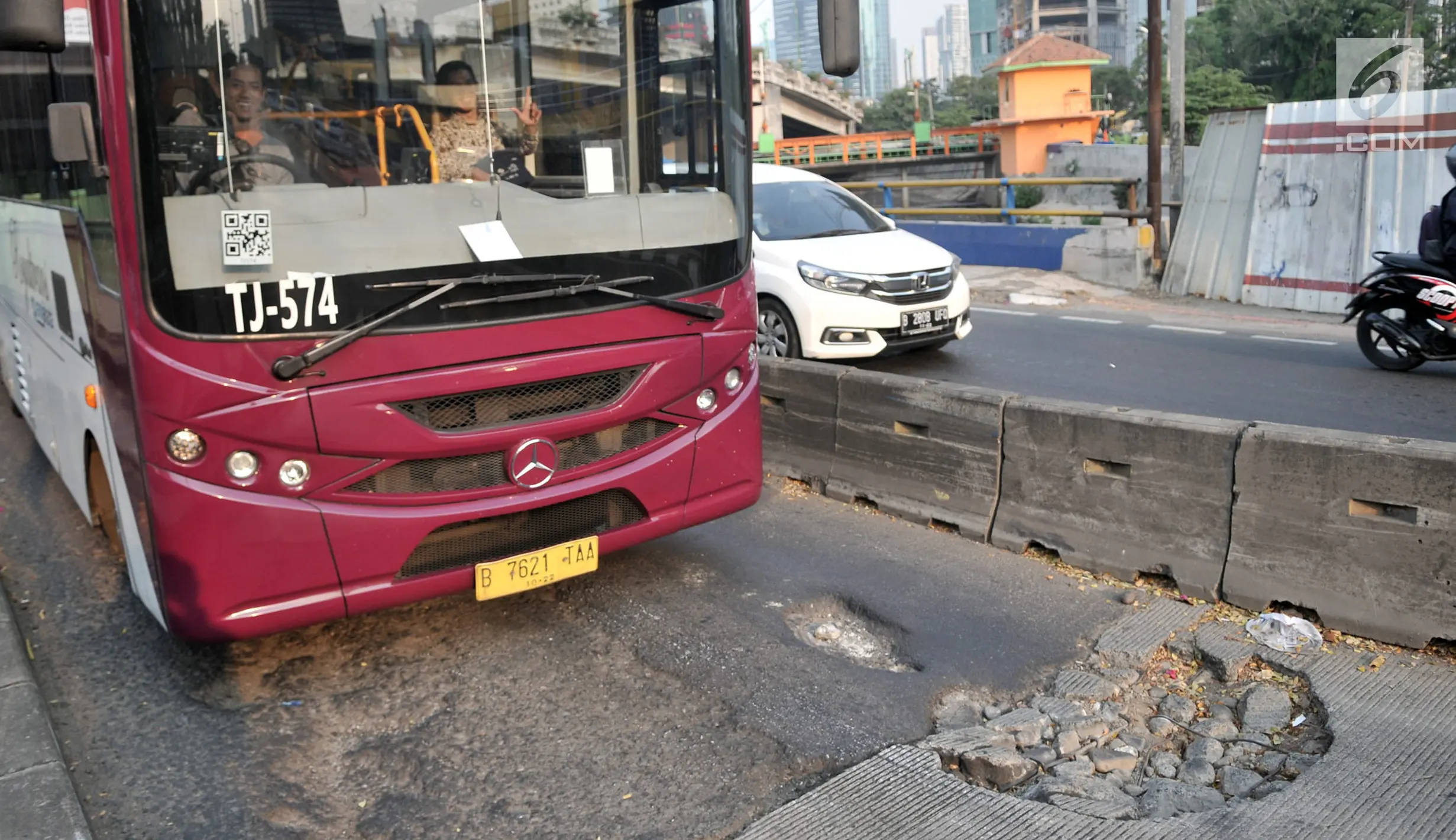 FOTO: Jalur Bus Transjakarta Rusak Bahayakan Keselamatan Penumpang ...
