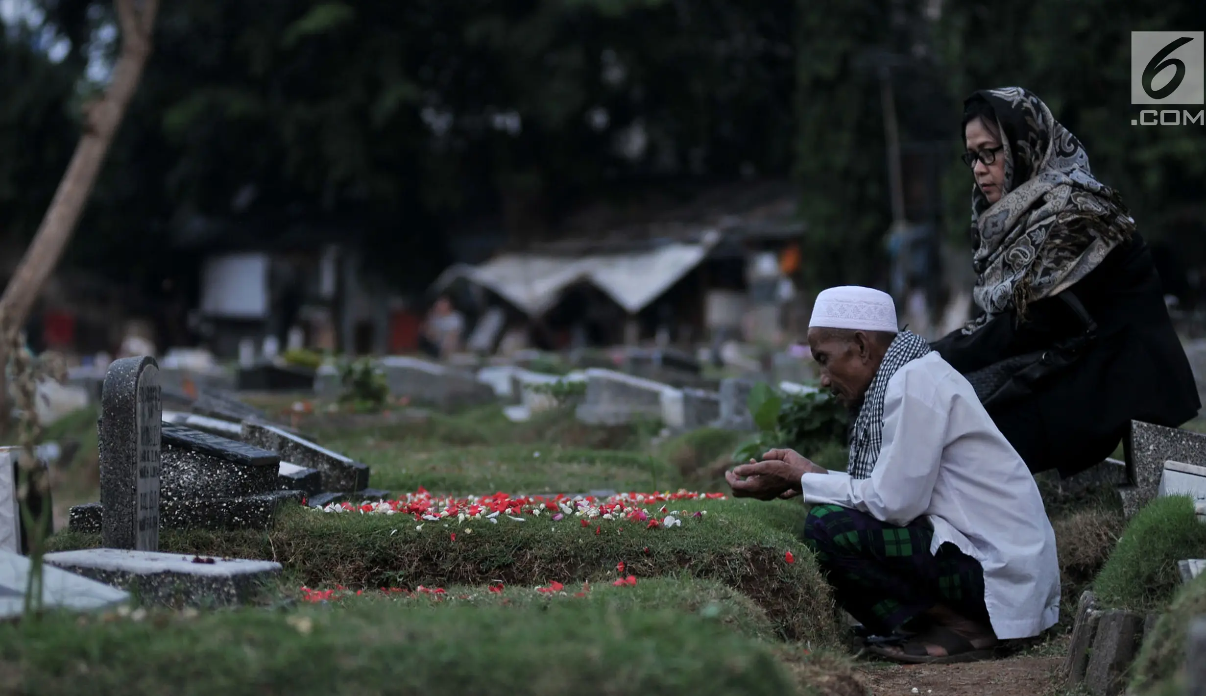 FOTO: Potret Pembaca Doa Musiman yang Raup Rezeki dari Peziarah - Foto ...