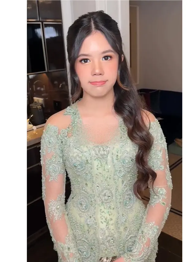 6 Potret Detail Kebaya Safeea Ahmad di Pernikahan Al Ghazali yang Curi ...