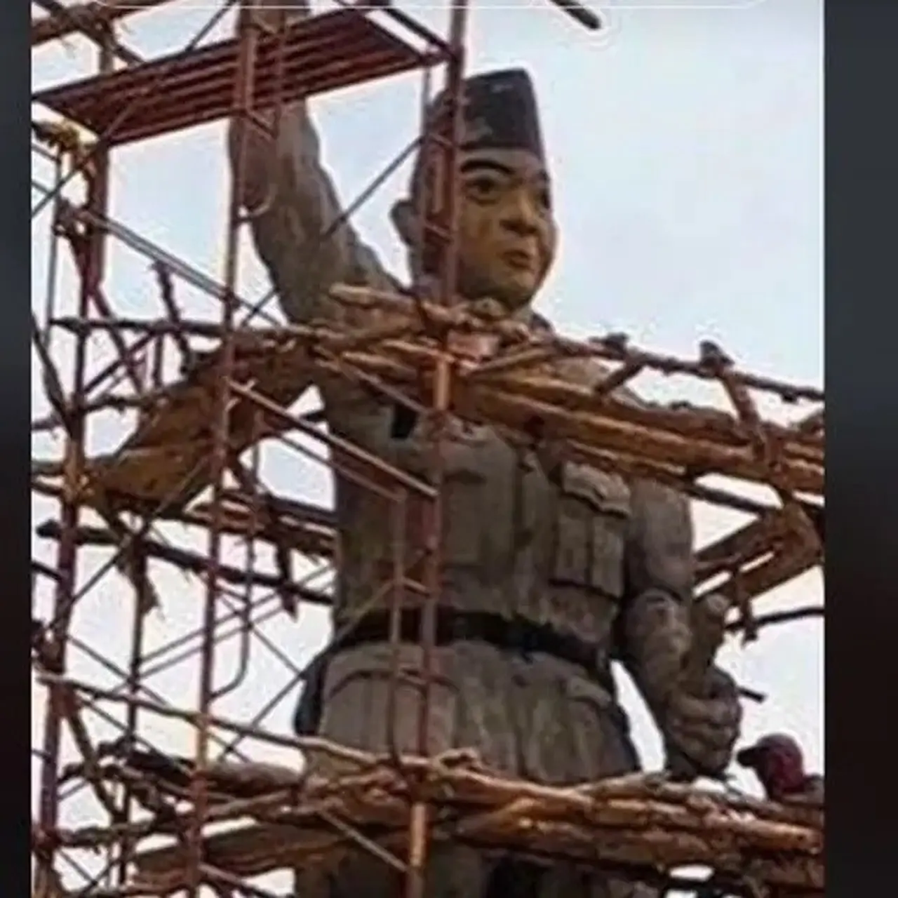 6 Patung Tokoh Terkenal yang Hasilnya Nyeleneh, Terbaru Soekarno ...