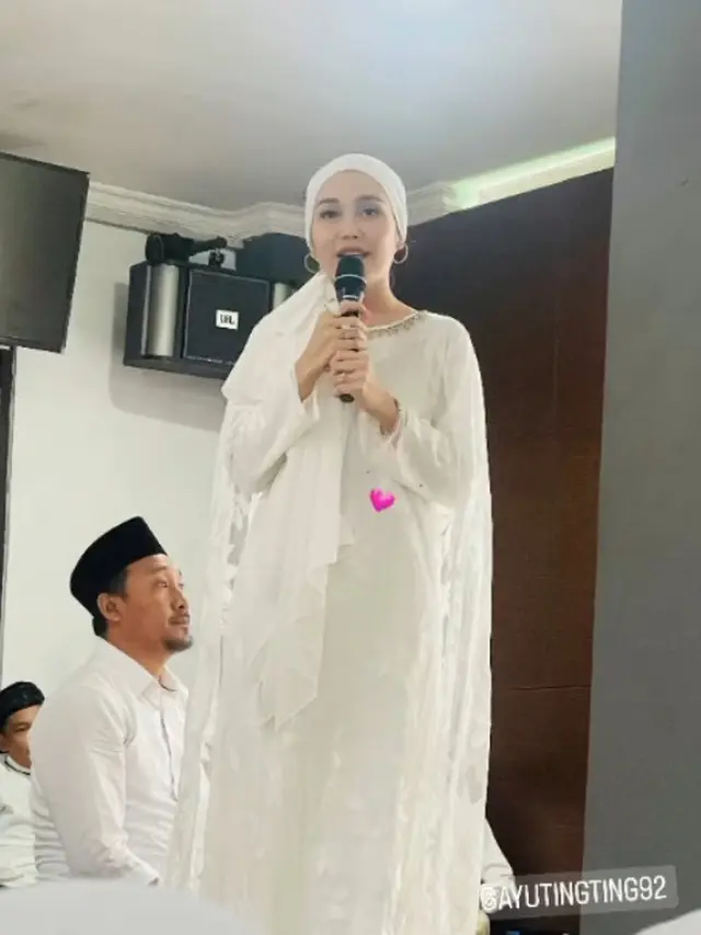 7 Potret Ayu Ting Ting Gelar Pengajian Sambut Ramadan, Tampil Anggun dengan Gamis Serba Putih ...