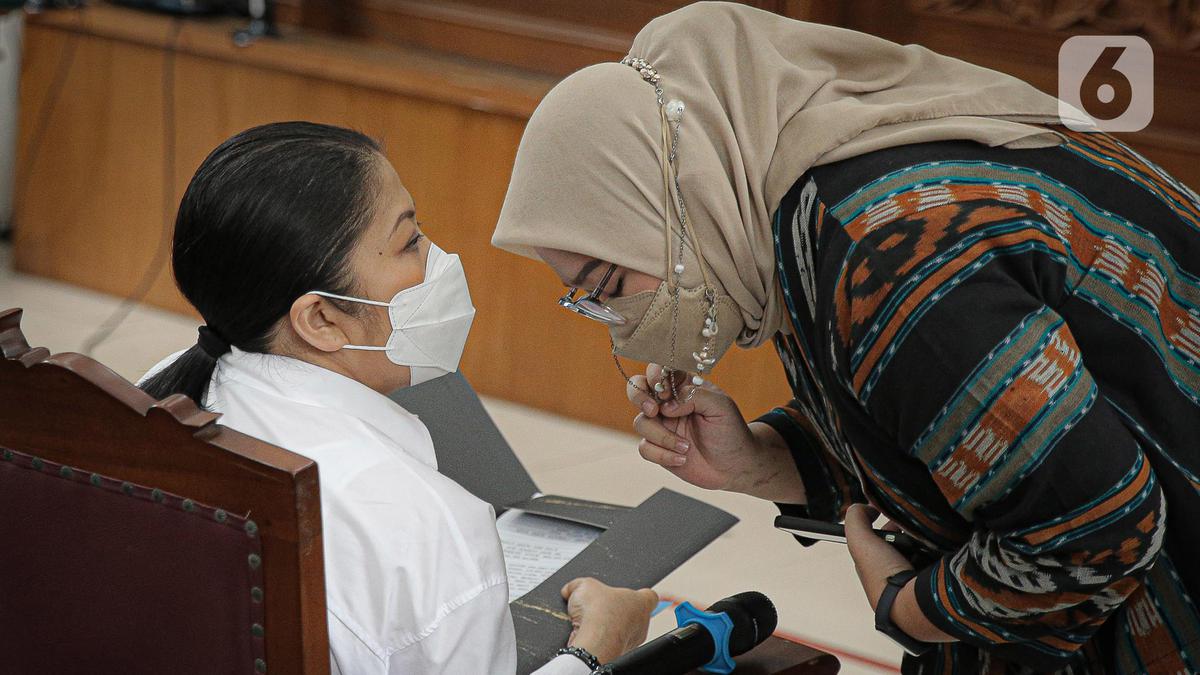 Tersedu-sedu, Putri Candrawathi Bacakan Pleidoi Sebagai Terdakwa Kasus Pembunuhan Brigadir J ...