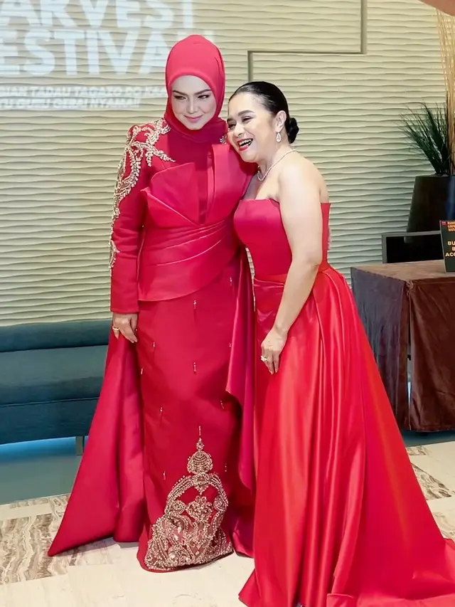 6 Potret Langka Ruth Sahanaya dan Siti Nurhaliza, Tak Sengaja Bertemu Saat Manggung di Kuala ...