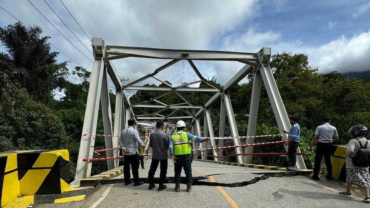Jalan Lintas Provinsi Kaltim-Kalsel Lumpuh Total Usai Jembatan Busui ...