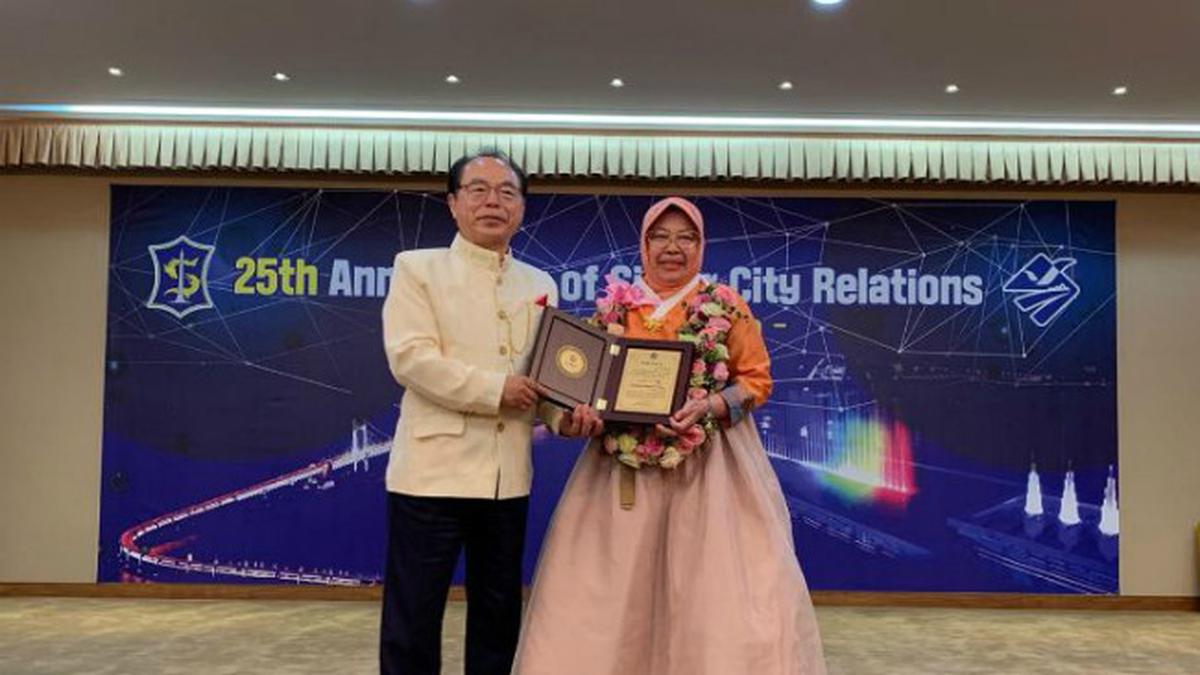 5 Prestasi Tri Rismaharini Kelola Surabaya hingga Dapat Gelar Doktor Honoris Causa