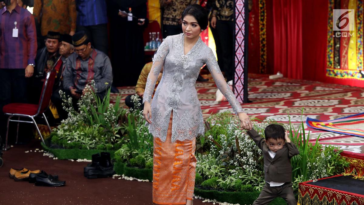 PHOTO: Kahiyang Pesta Adat, Jan Ethes Cucu Jokowi Curi Perhatian - Foto ...