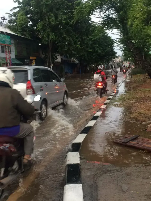 Cek Titik-Titik Jalan yang Masih Terendam Banjir Jakarta Pagi Ini - News Liputan6.com